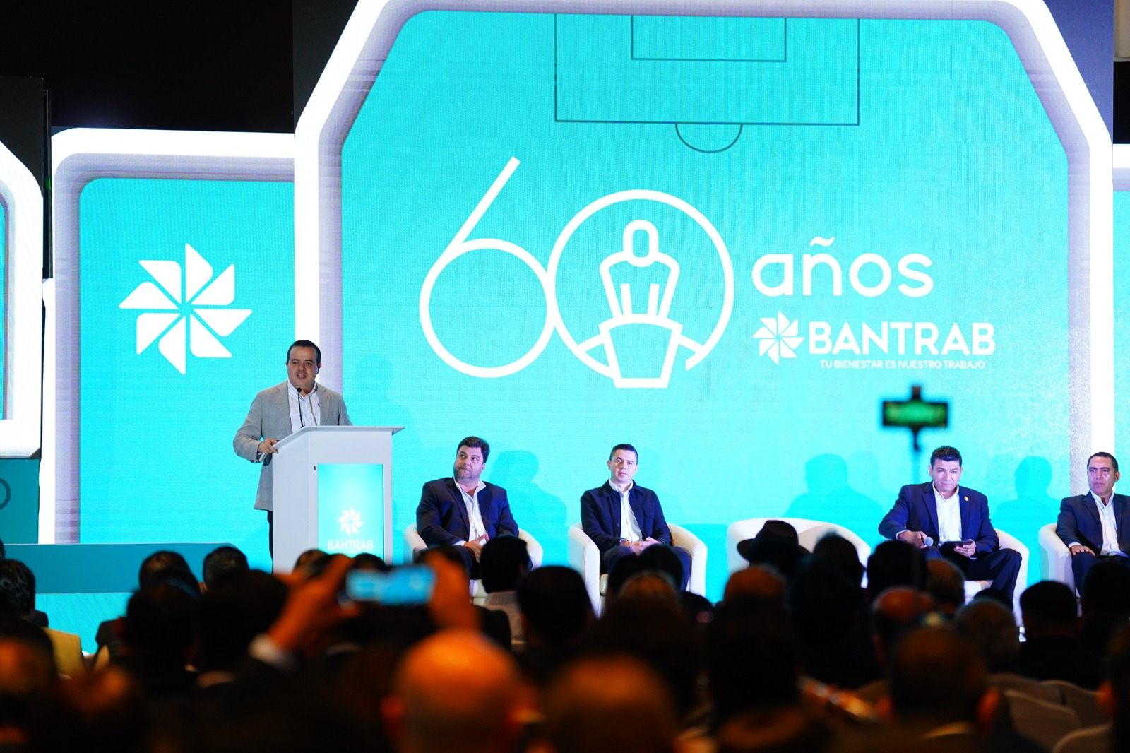 #ElFútbolNosUne: #Bantrab impulsará el #fútbolnacional con la creación ...